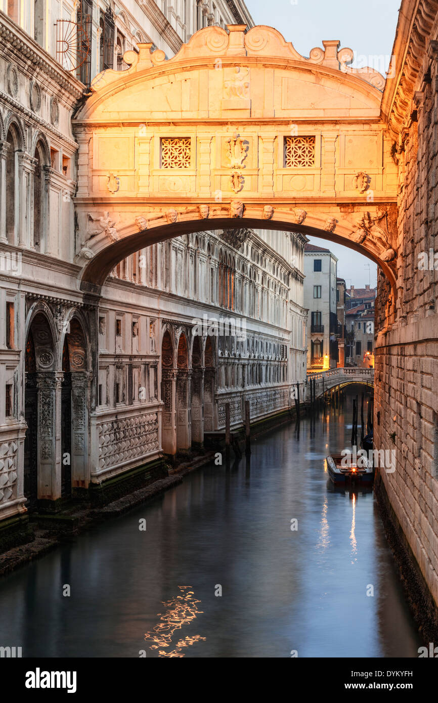 Ponte dei Sospiri (Bridge of Sighs) at dawn, Venice, Italy Stock Photo ...