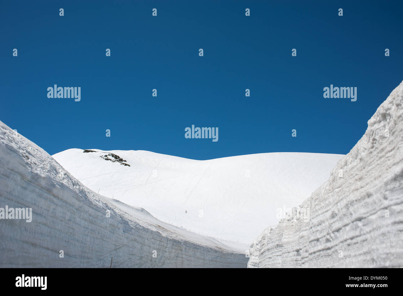 Snow covered hill and blue sky at Tateyama alpine route, Toyama ...