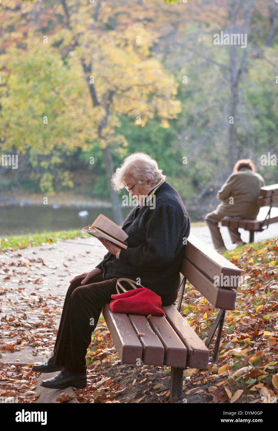 Women sit on benches hi-res stock photography and images - Alamy