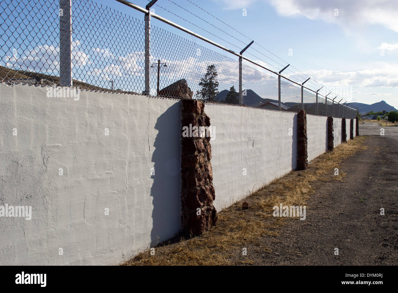 Wall and security fence Stock Photo - Alamy