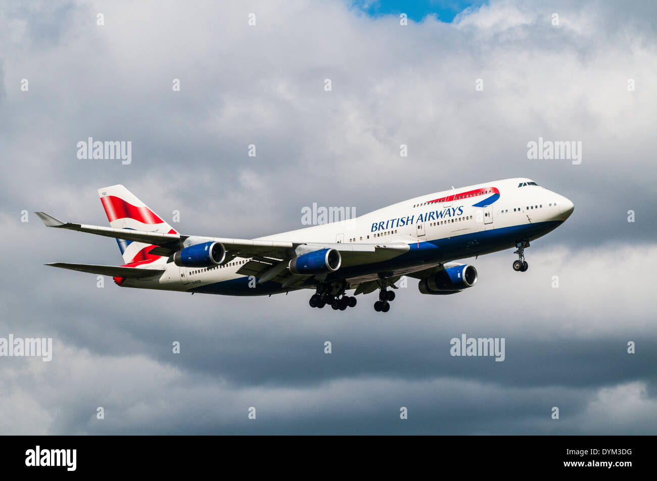 Side view of a British Airways Boeing 747 Jumbojet aircraft on approach ...