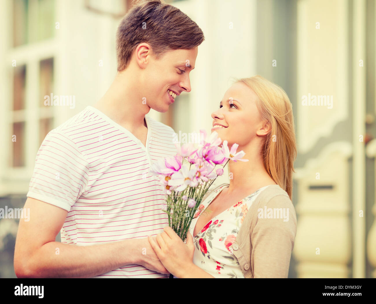 couple with flowers in the city Stock Photo - Alamy