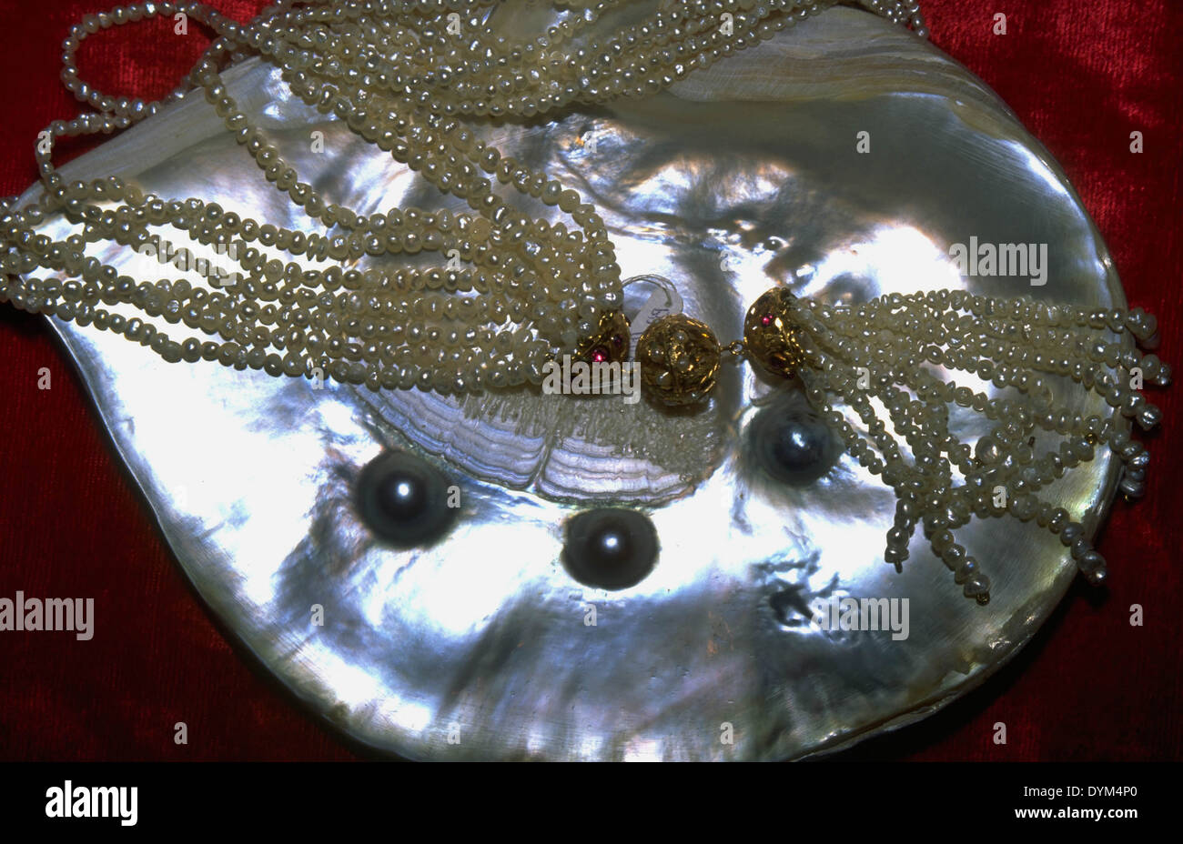 Display of pearl jewellery in a shop in Bahrain Stock Photo - Alamy