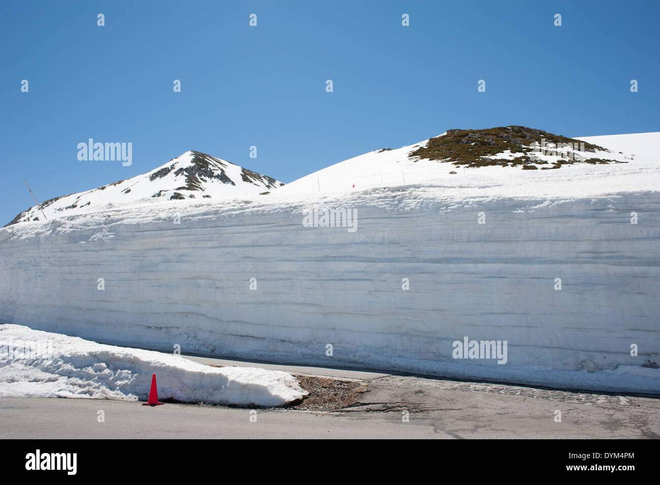 Snow covered hill and blue sky at Tateyama alpine route, Toyama ...