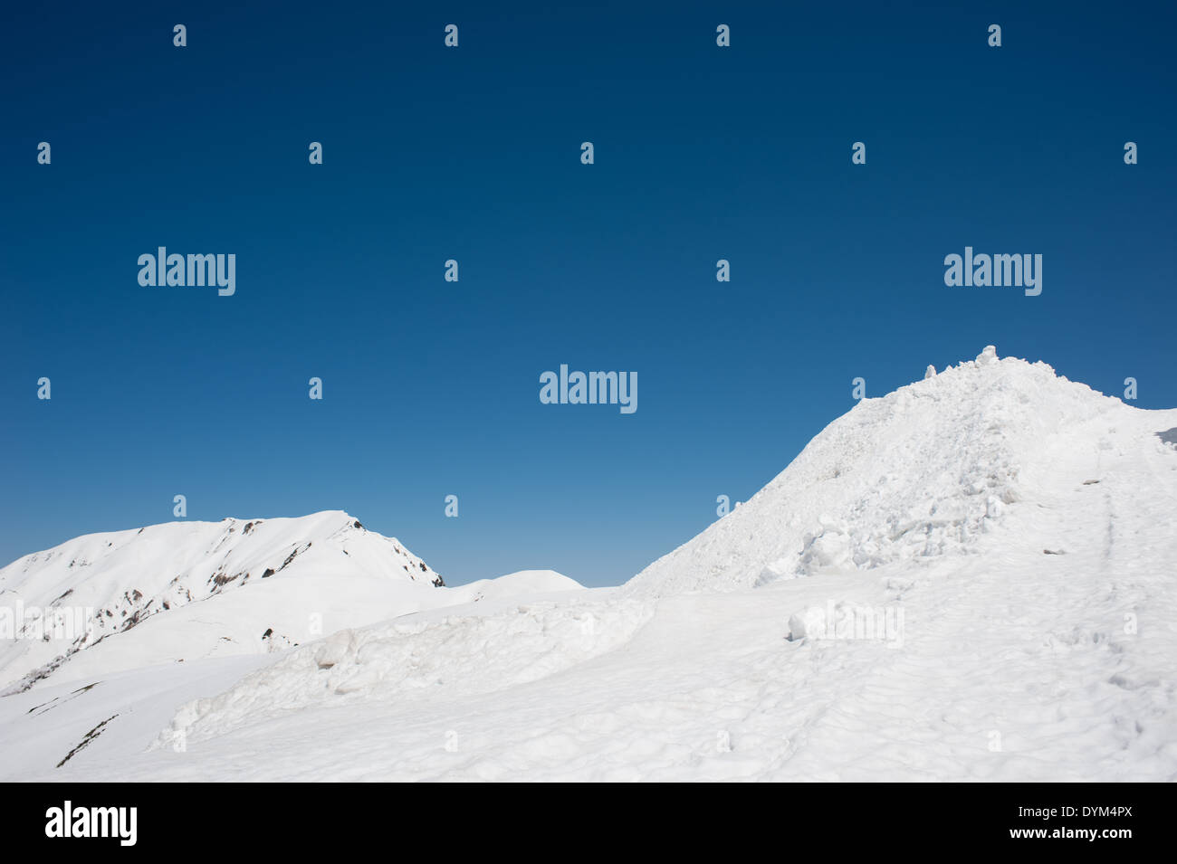 Snow covered hill and blue sky at Tateyama alpine route, Toyama ...