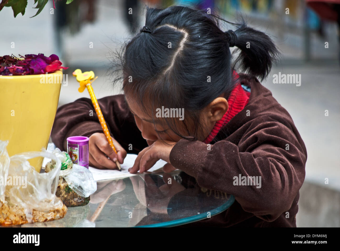 Child doing homework street hi-res stock photography and images - Alamy