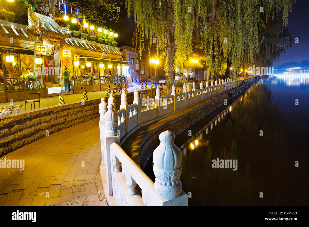 Thousands of locals and visitors of Beijing enjoy night life at Chou ...