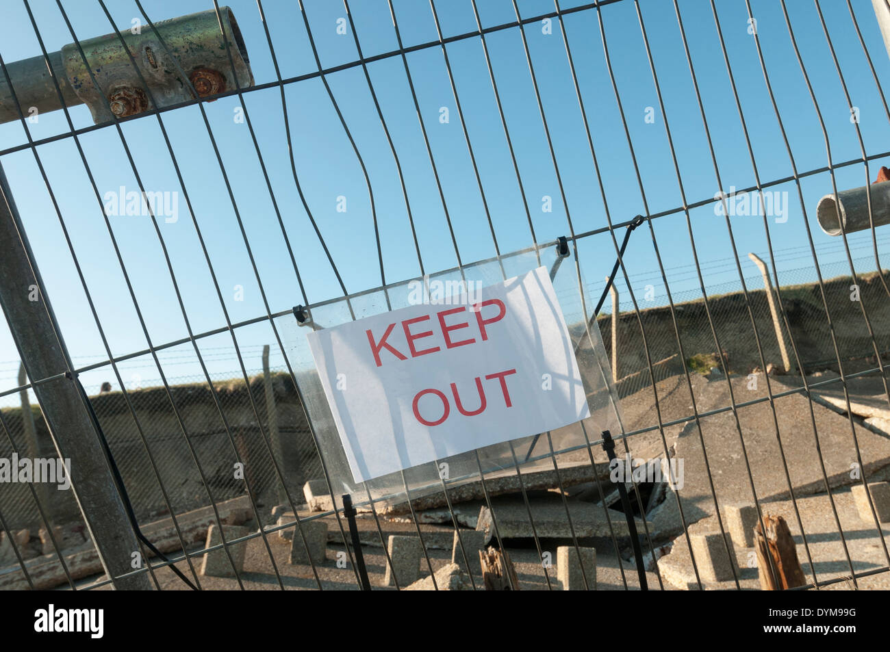 keep out sign on a fence Stock Photo - Alamy