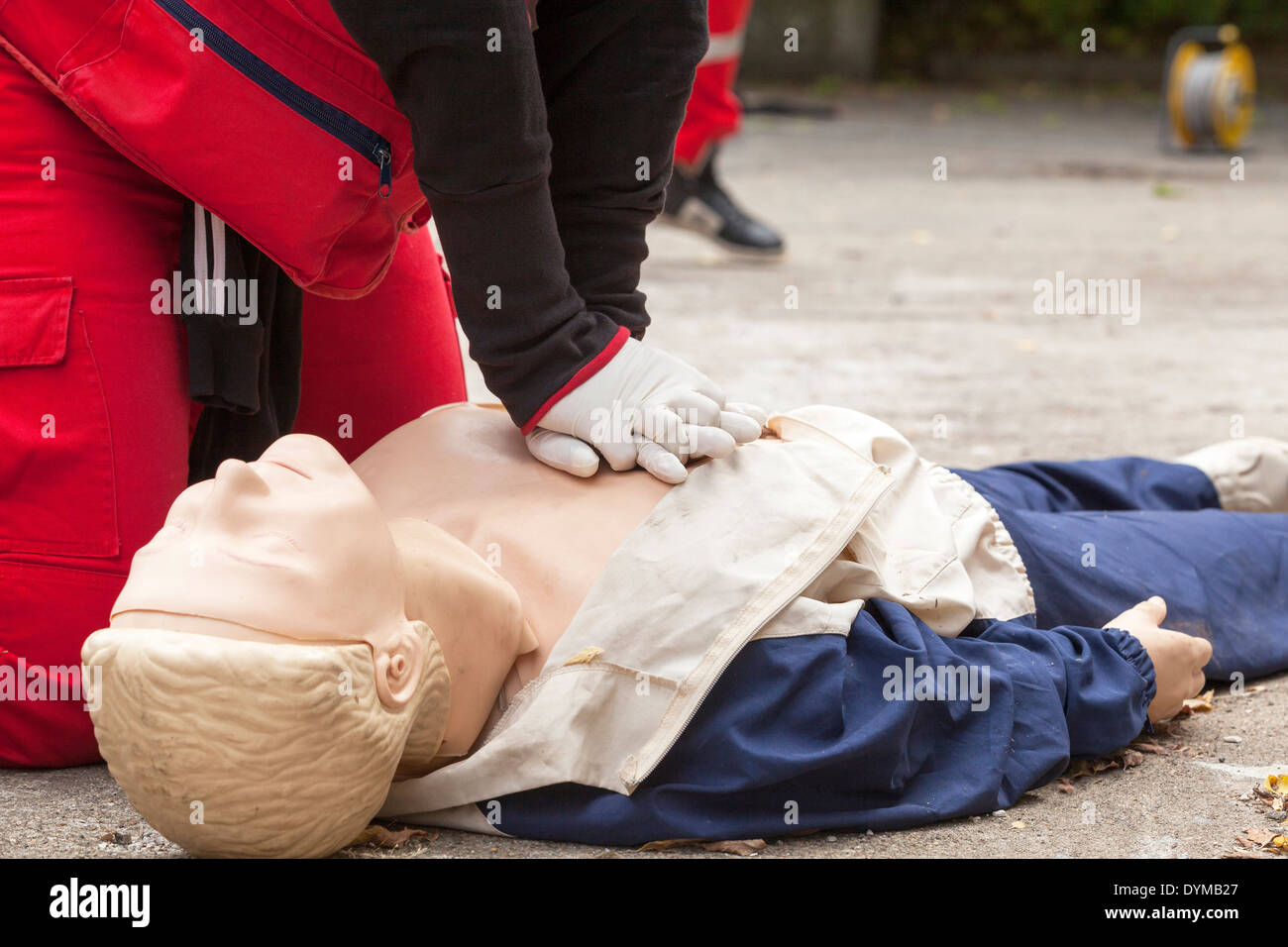paramedic demonstrates CPR on dummy Stock Photo - Alamy