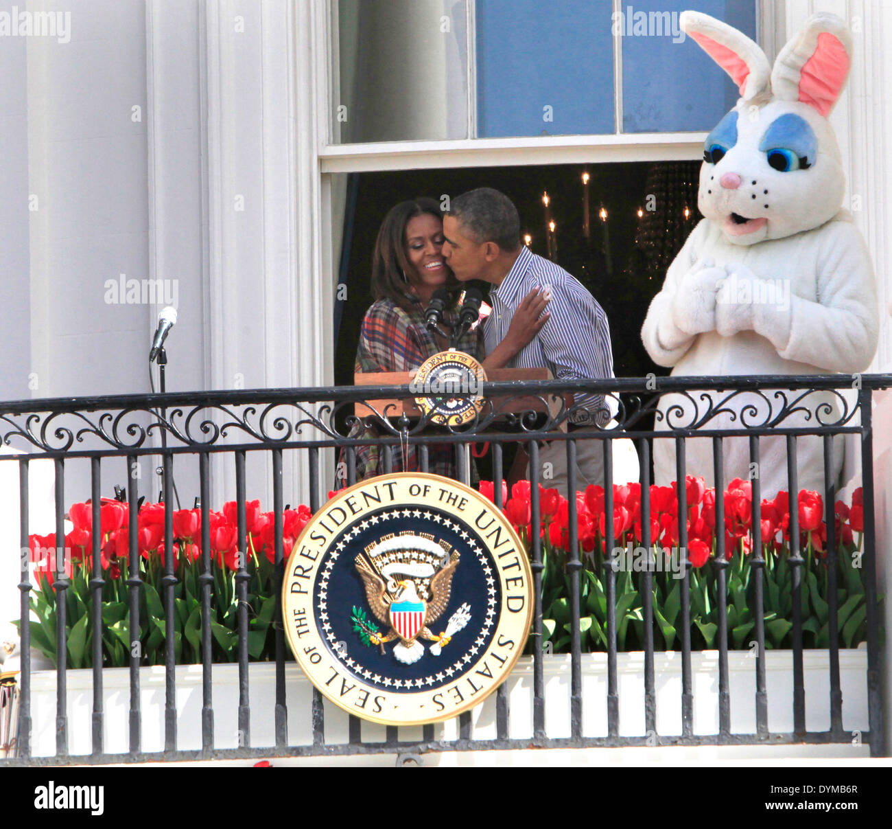 President obama kisses first lady hi-res stock photography and images ...