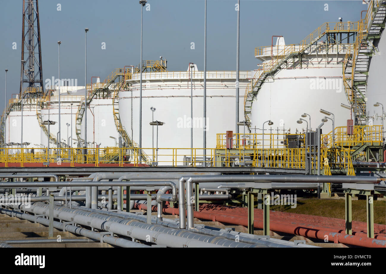 Oil storage tanks russia hi-res stock photography and images - Alamy