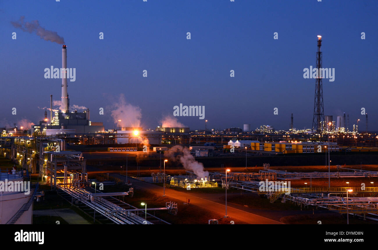 000 tons of crude oil hi-res stock photography and images - Alamy