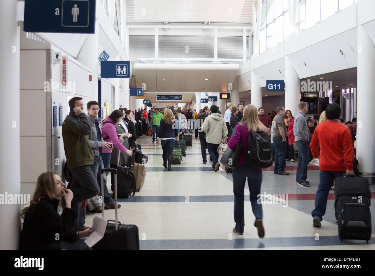 Many people walking through Terminal 3 at Chicago O'Hare airport ...