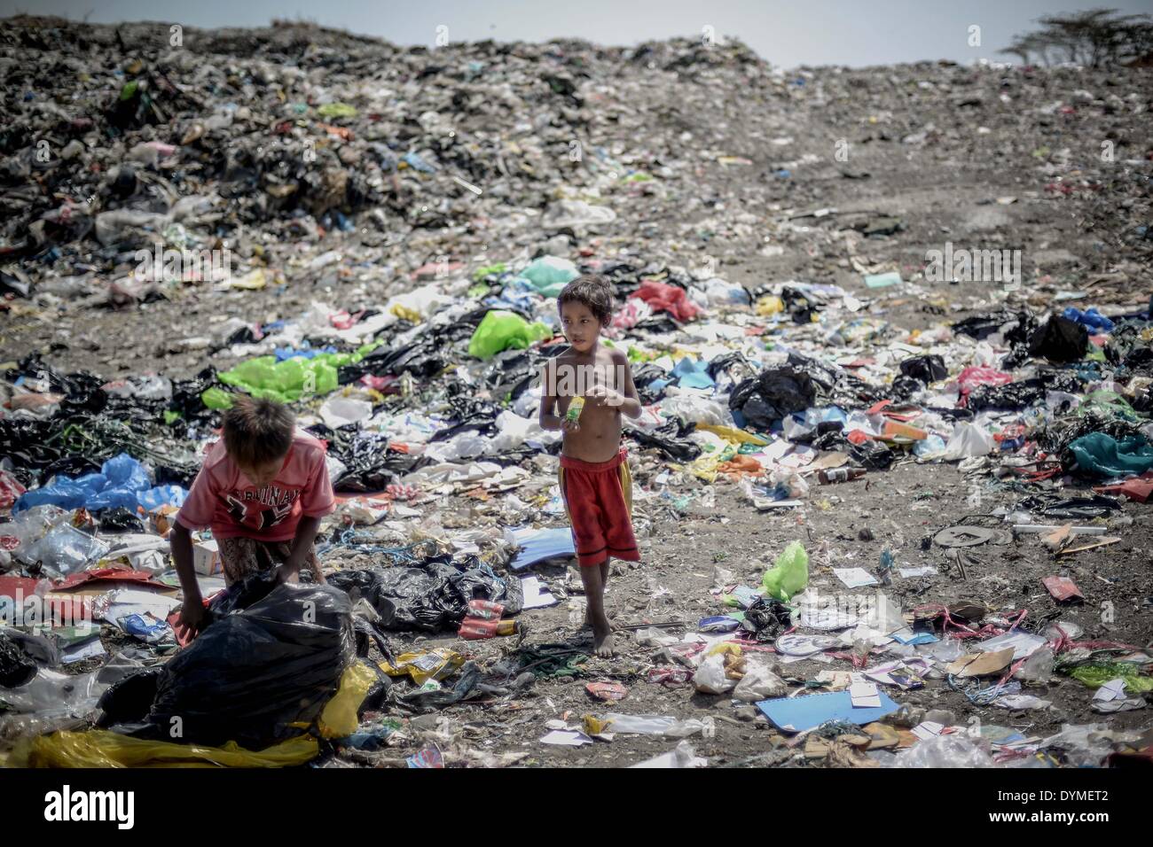 Dumpsite children hi-res stock photography and images - Alamy