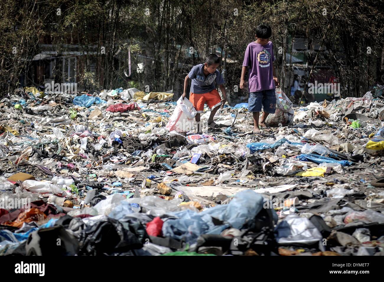 Dumpsite children hi-res stock photography and images - Alamy
