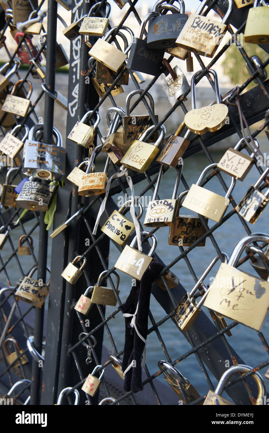 Parisian bridge locks hi-res stock photography and images - Alamy