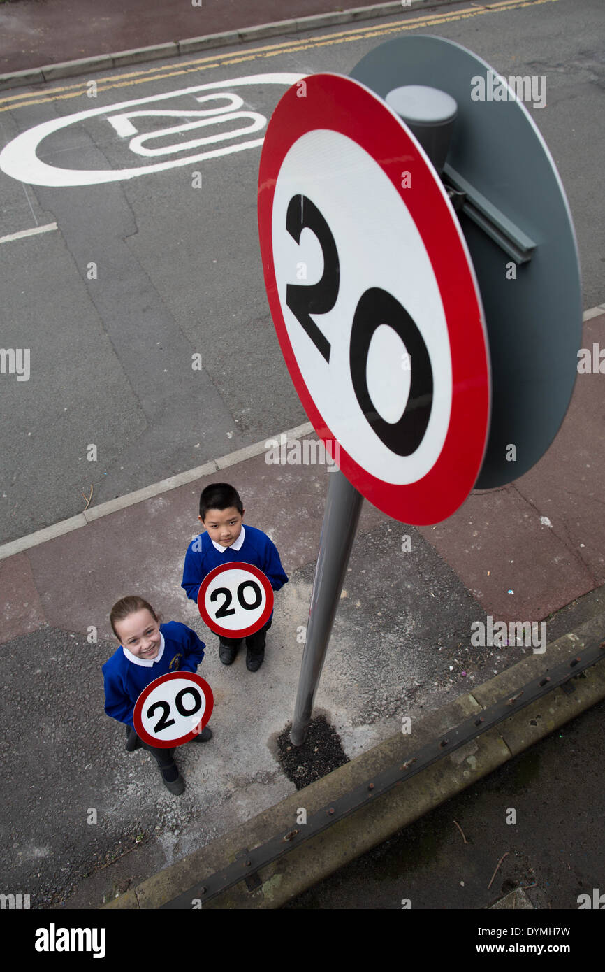 20 mph signs hi-res stock photography and images - Alamy