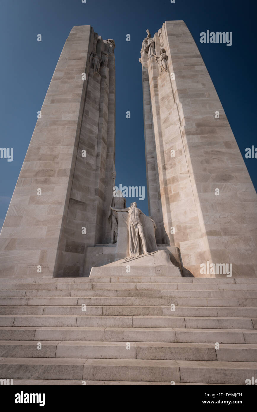 Memorial to Canadian soldiers at Vimy Ridge, World War 1 battlefield ...