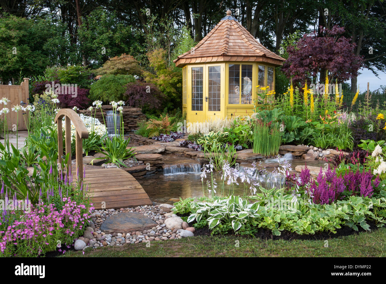 Small bridge in garden hi-res stock photography and images - Alamy