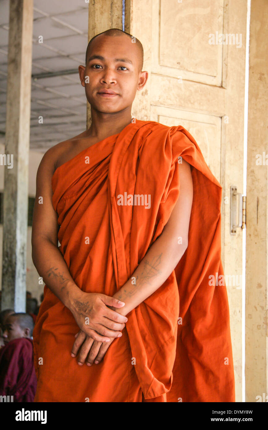 Myanmar buddhist monks and nuns hi-res stock photography and images - Alamy