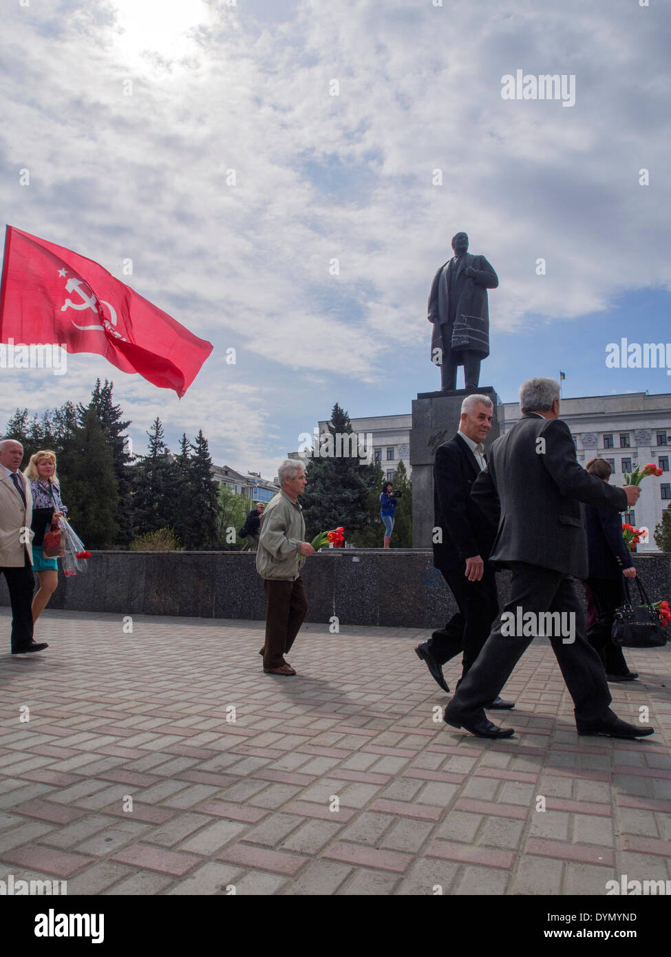 Lugansk, Ukraine. 22nd April, 2014. Supporters of the Ukrainian ...