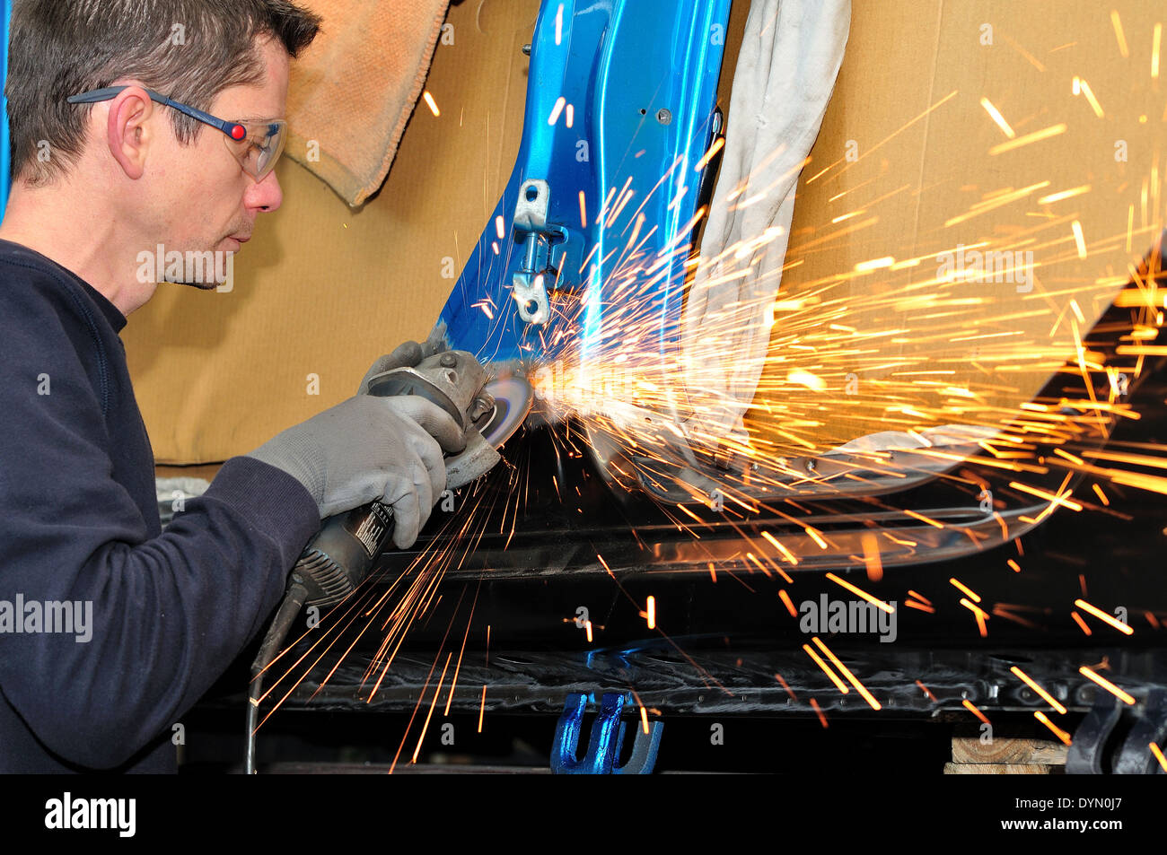 Proffesional worker grinding car body Stock Photo - Alamy