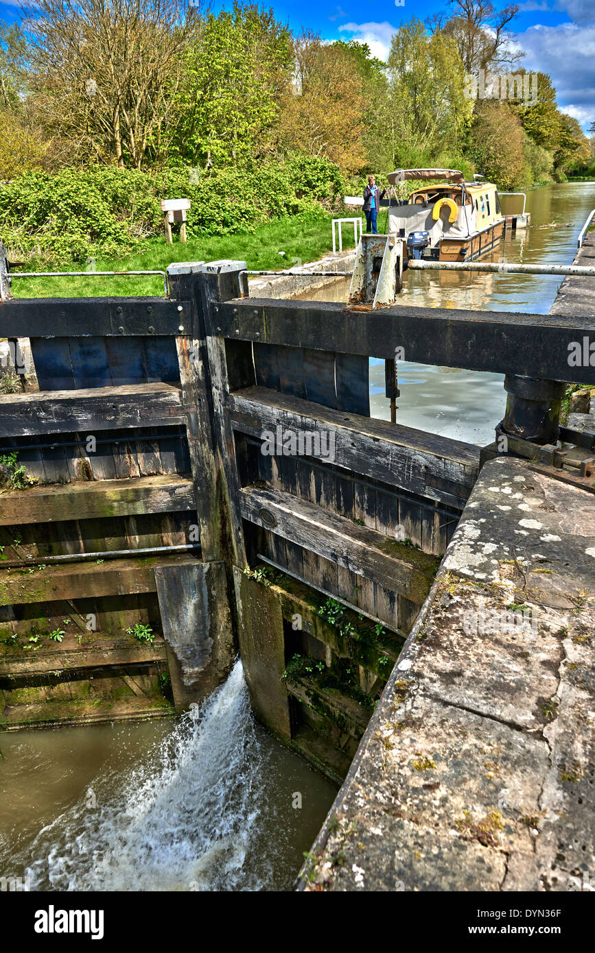 Caen Hill Locks are a flight of locks on the Kennet and Avon Canal ...