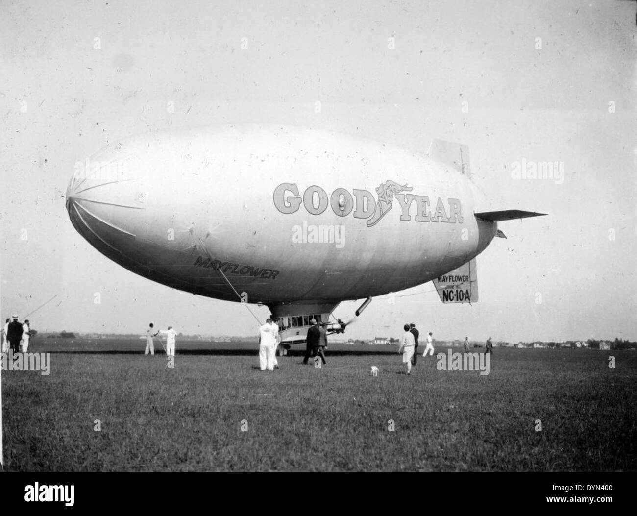 AL009B 287 Goodyear Blimp NC10-A Mayflower Hicksville NY Stock Photo ...