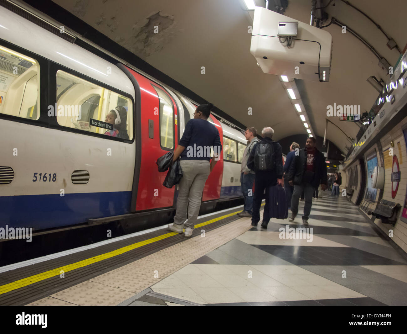 London underground platform doors hi-res stock photography and images ...
