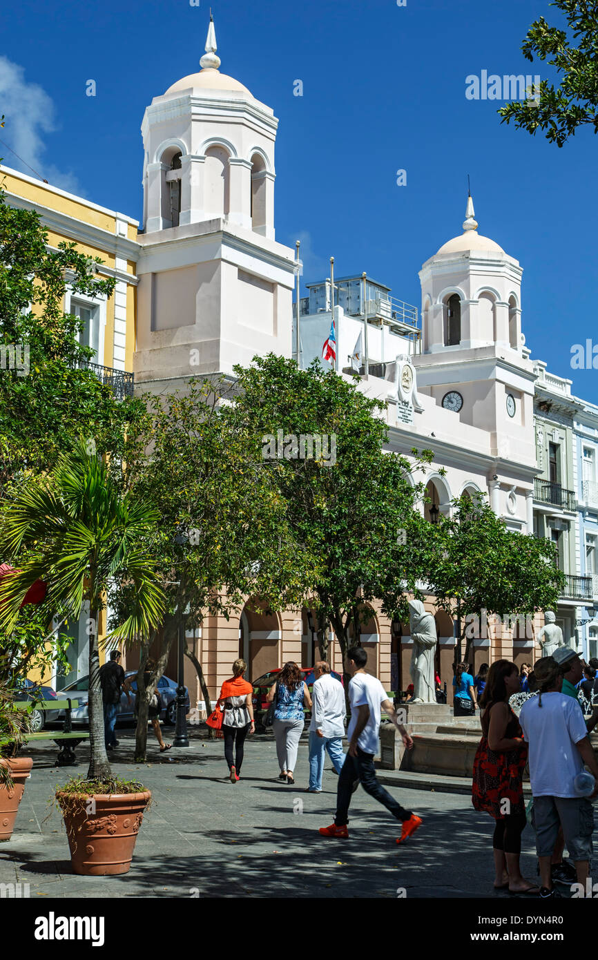 Walking plazas hi-res stock photography and images - Alamy