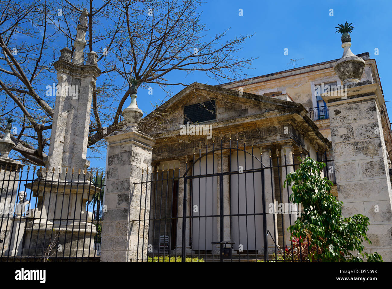 Neoclassical temple hi-res stock photography and images - Alamy