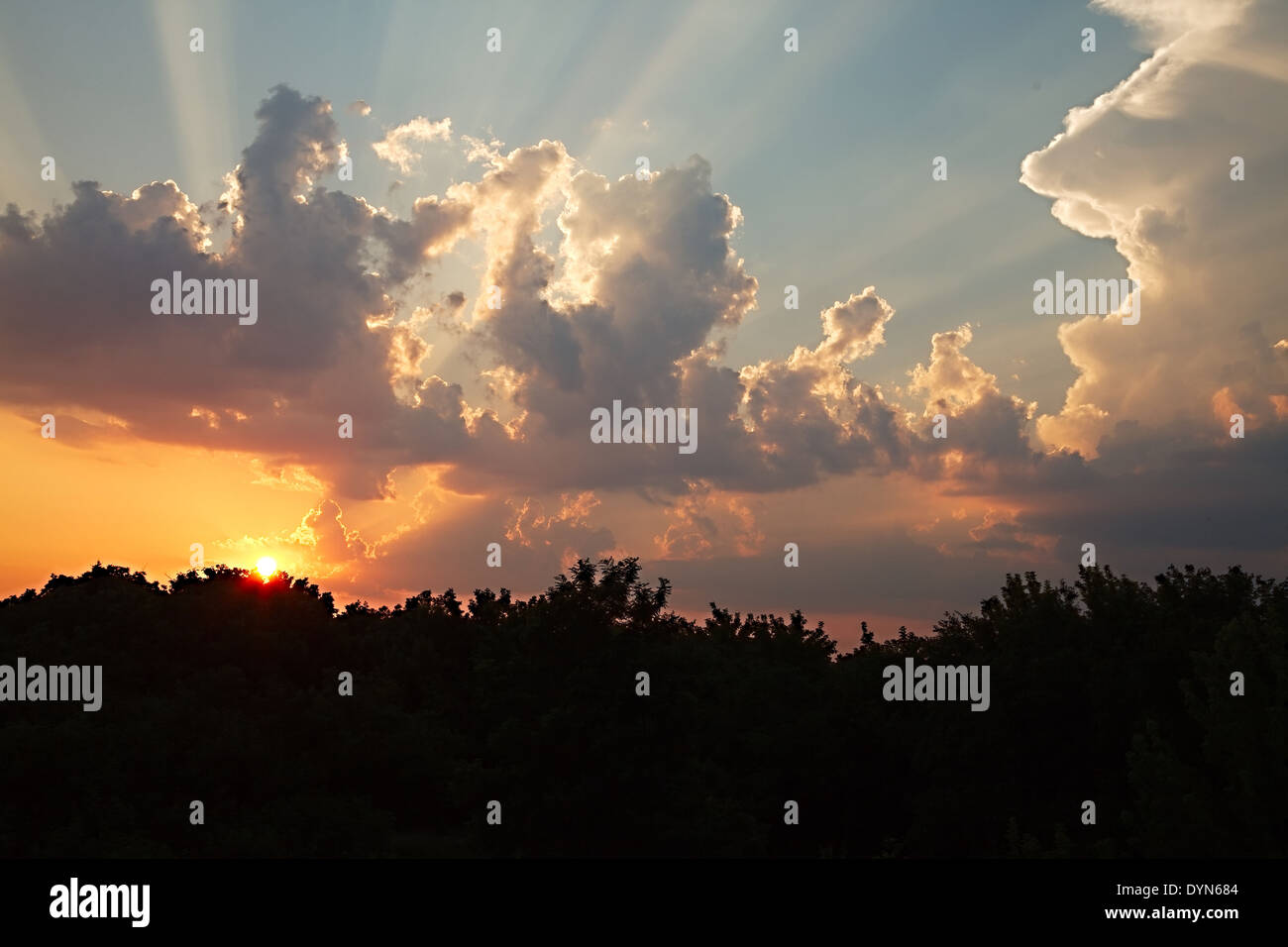 Cloud beam sunset hi-res stock photography and images - Alamy
