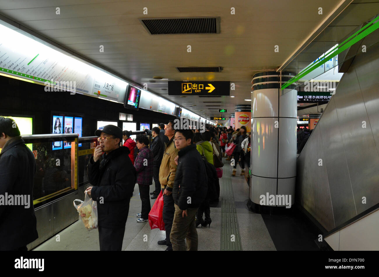 Shanghai People's Square subway train station platform crowded with ...