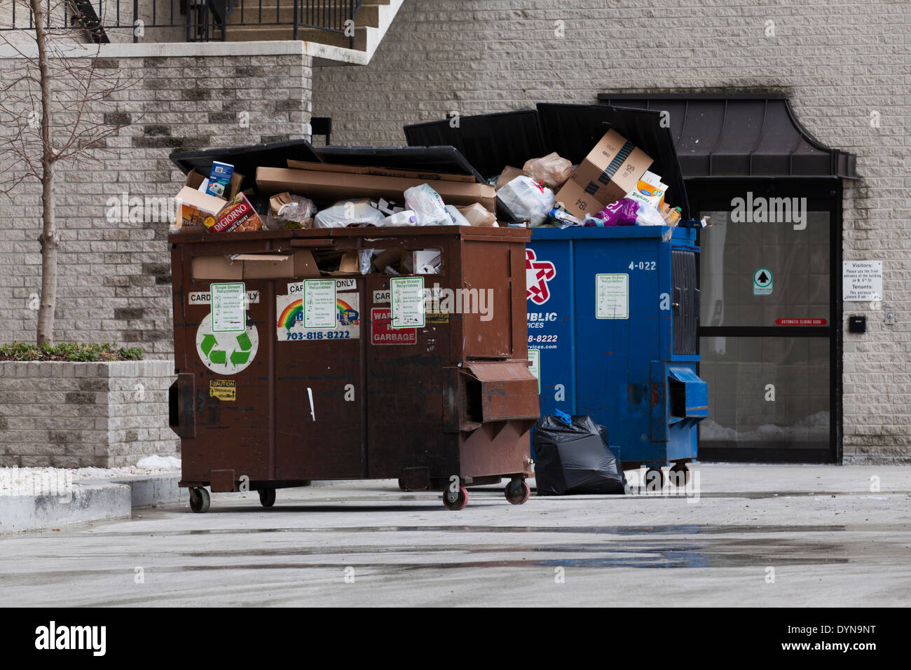 Dumpster hi-res stock photography and images - Alamy