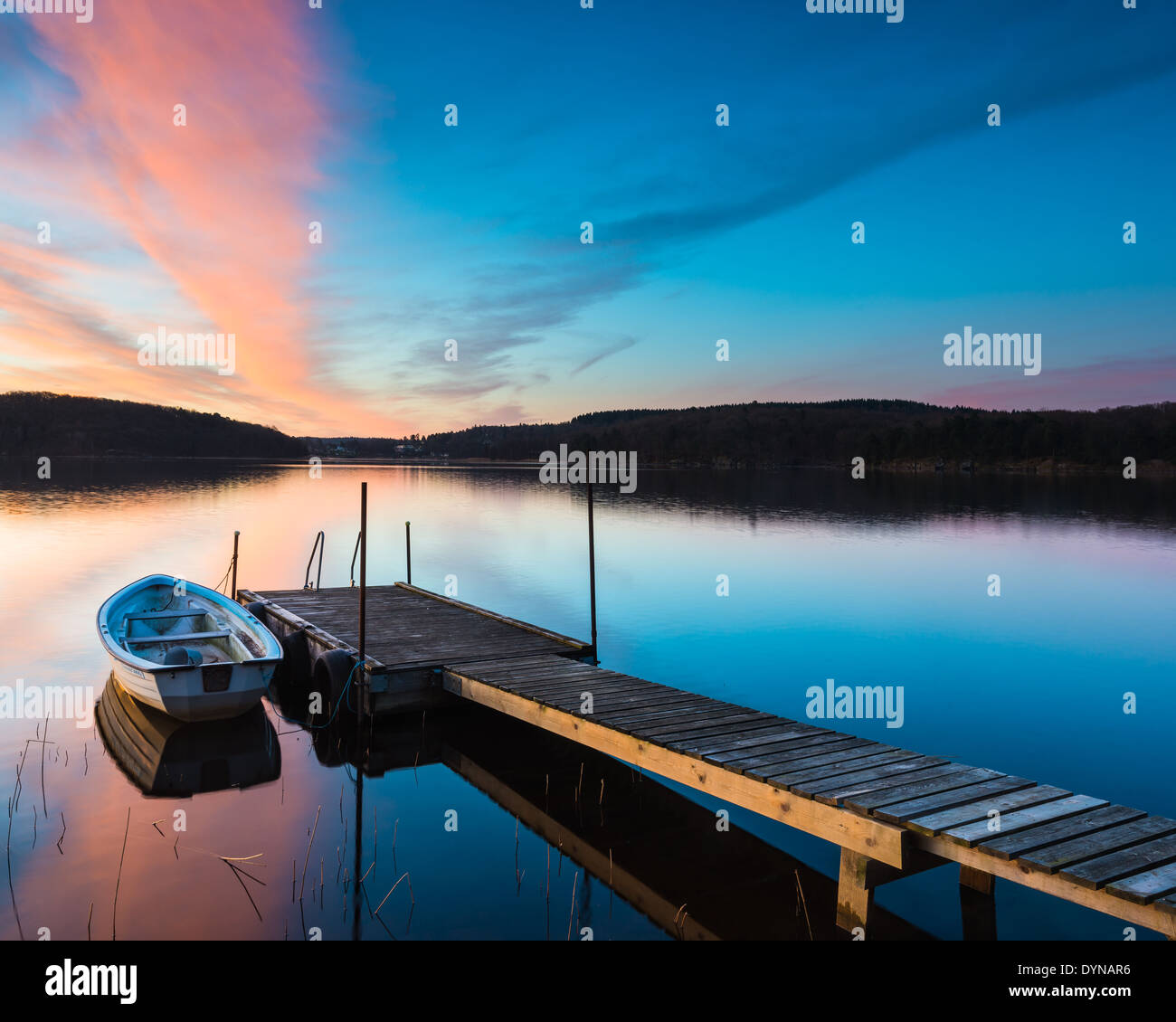 Boat near pier over a idyllic lake Stock Photo - Alamy