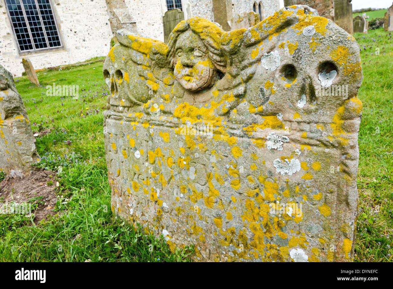 Skull old headstone gravestone head grave stone Stock Photo - Alamy