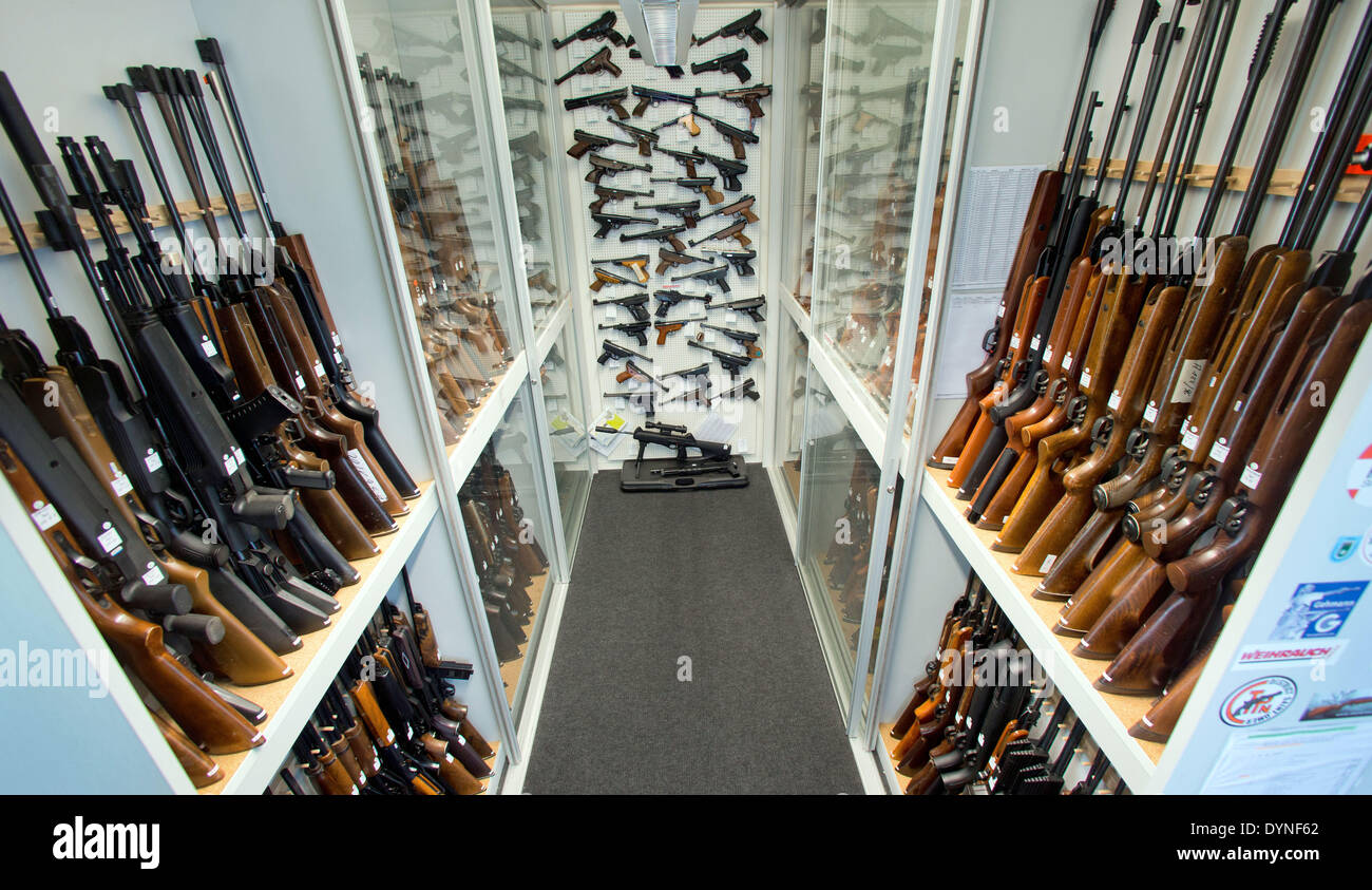 Rampe, Germany. 10th Apr, 2014. Pneumatic weapons of various types and ...