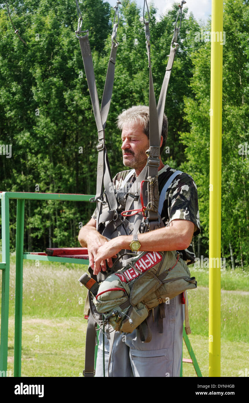 One day with parachutist in airfield. Basic operate instruction to ...