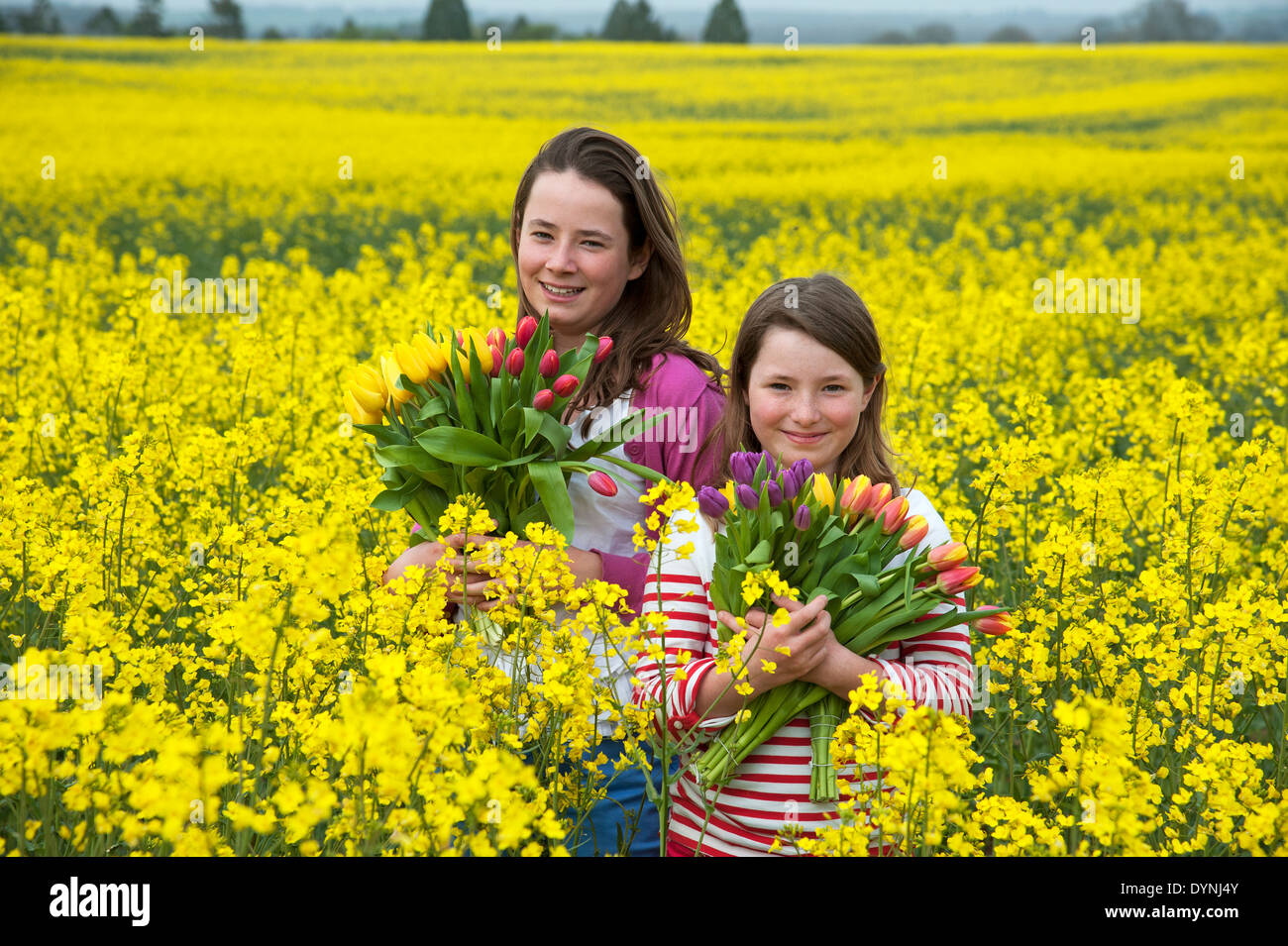 Girls holding flowers hi-res stock photography and images - Alamy