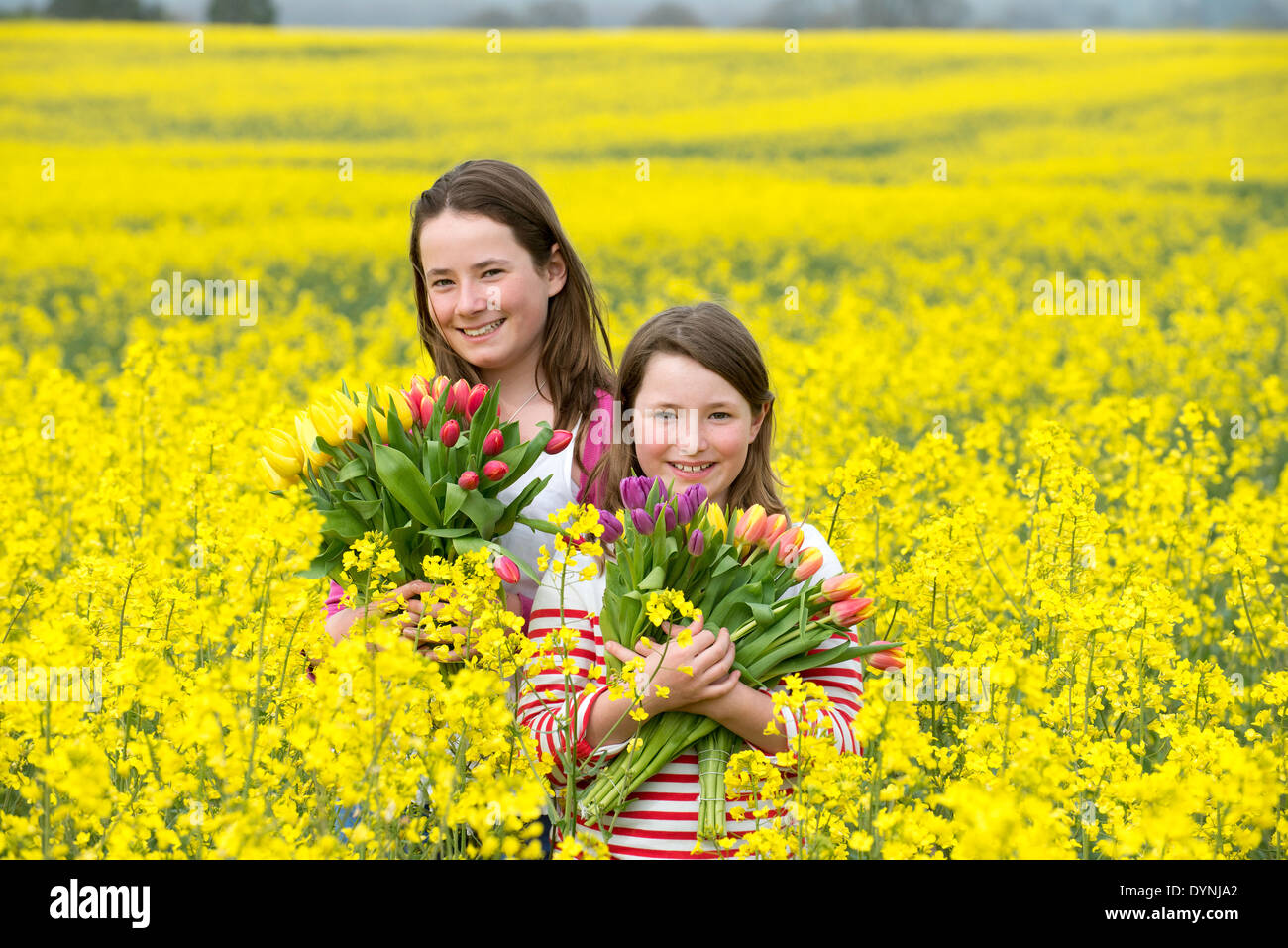Girls holding flowers hi-res stock photography and images - Alamy