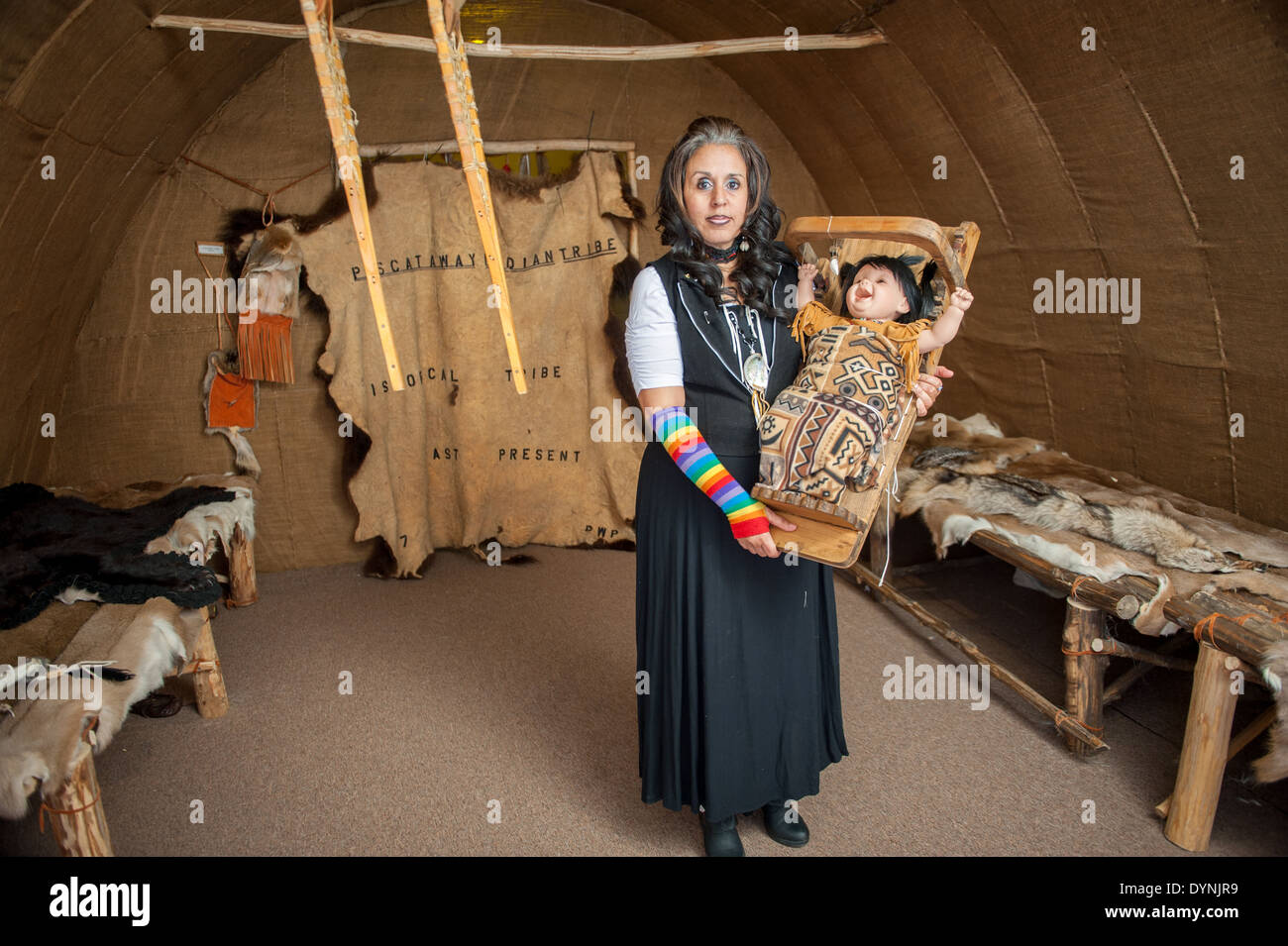 Native american indian woman hi-res stock photography and images - Alamy