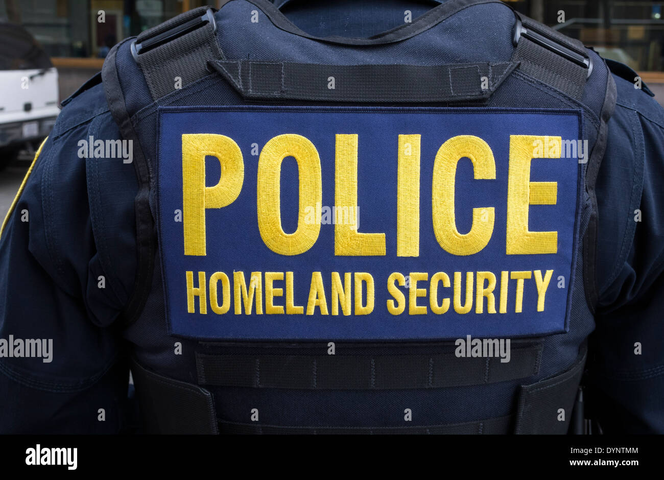 New York City police officer on Homeland Security duty Stock Photo - Alamy