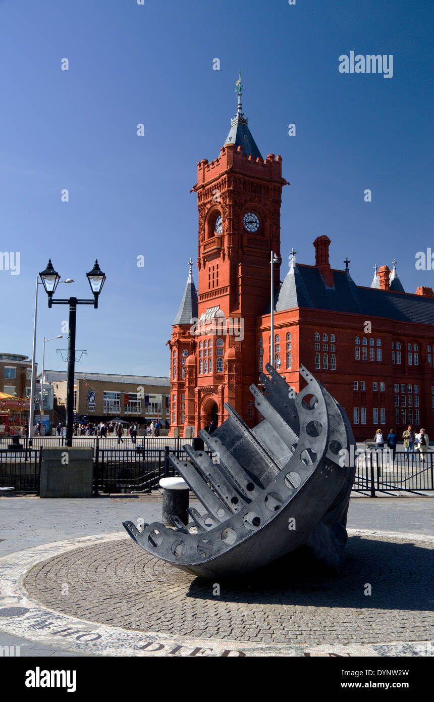 Victorian Pierhead Building and Merchant Seafarer's War Memorial ...