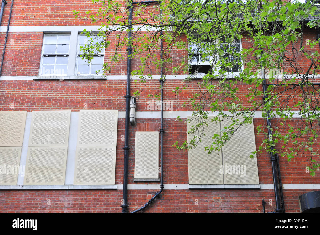 Lower Clapton Road, London, UK. 23rd April 2014. The Police Station in ...