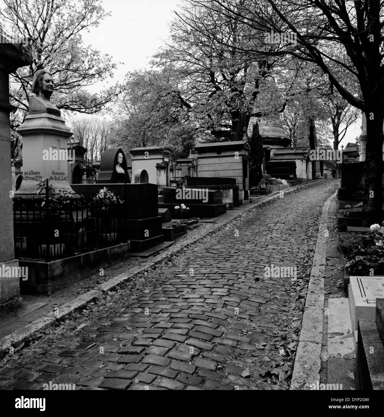 Cemetery art paris Black and White Stock Photos & Images - Alamy