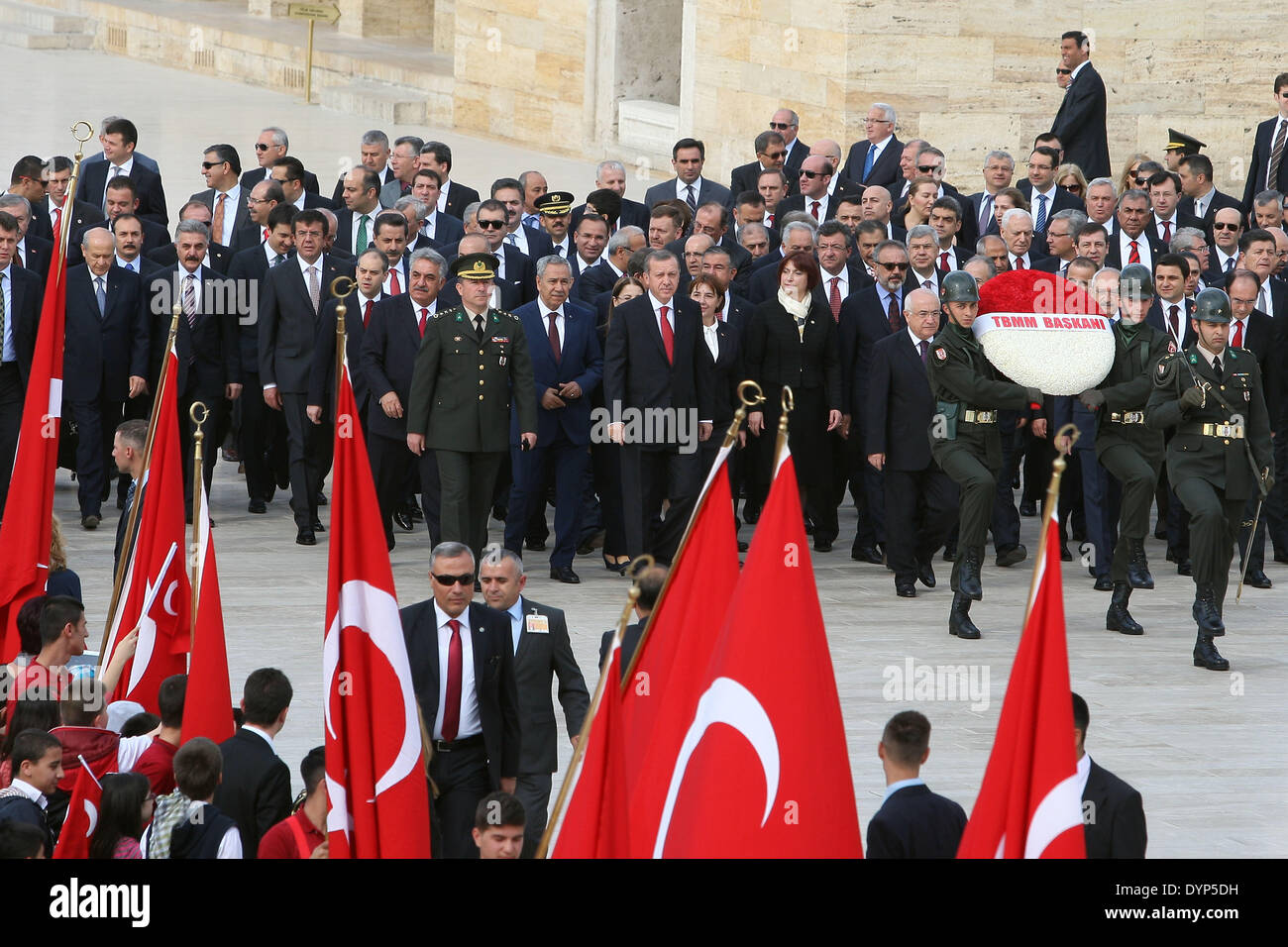 (140423) -- ANKARA, APRIL 23, 2014 (Xinhua)-- Turkish officials attend ...