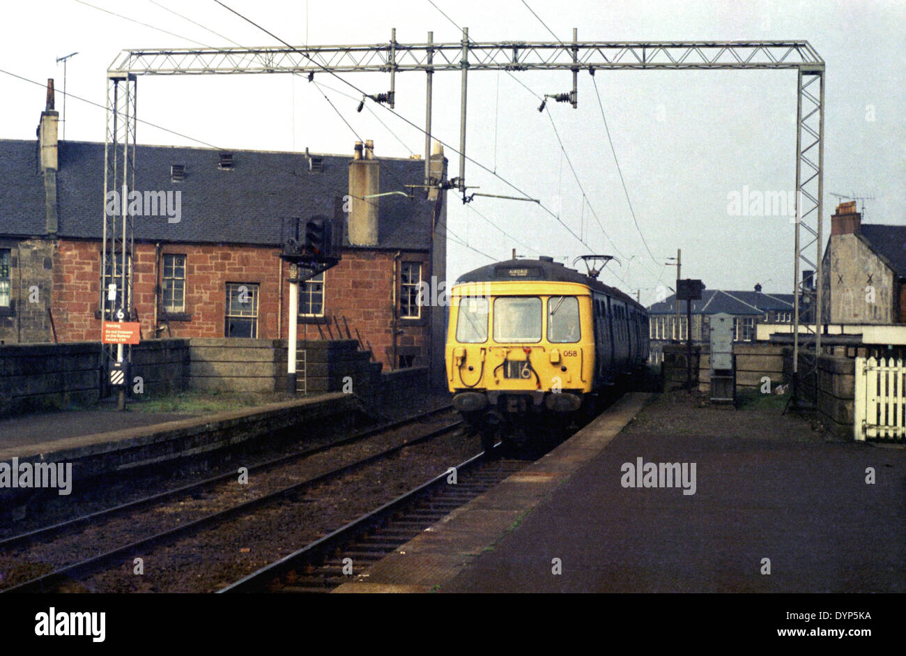 The blue train coming int Clydebank Central Station in 1977 Stock Photo ...
