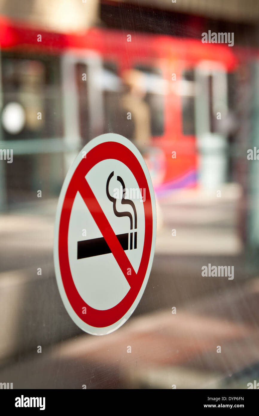 No smoking london underground hi-res stock photography and images - Alamy