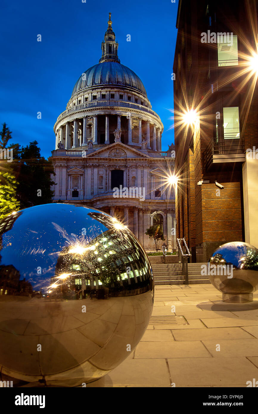 London reflection portico hi-res stock photography and images - Alamy