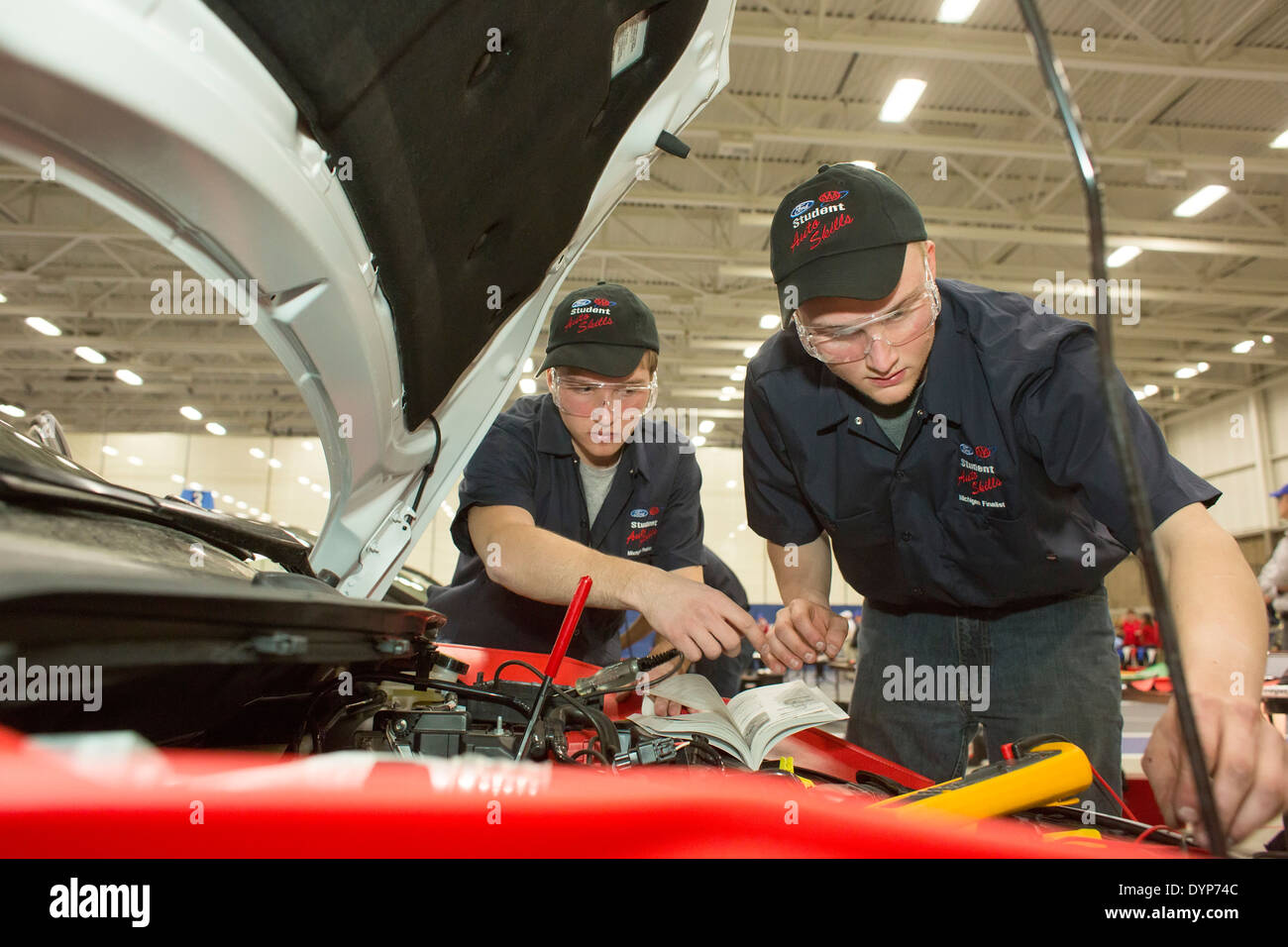 Teen mechanic hi-res stock photography and images - Alamy